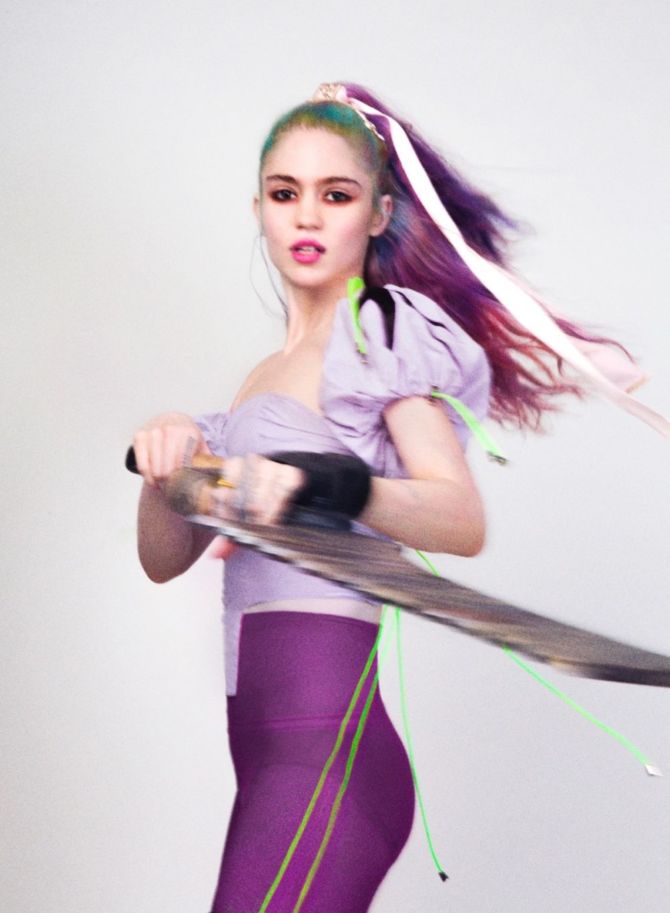 Grimes、新曲「Violence」サプライズ・リリース ＆ MV公開 deadmau5主宰レーベル所属のi_oとコラボ ...