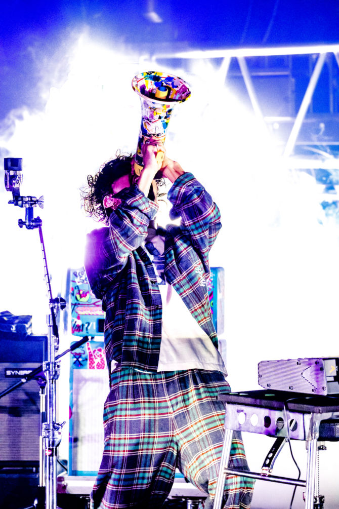 King Gnu初の配信ライブのオフィシャル・レポート到着 | Spincoaster (スピンコースター)