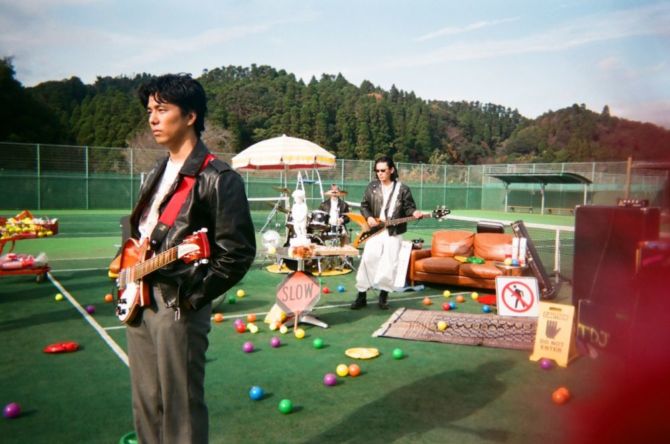 TENDOUJI、本日リリースの新曲「FIREBALL」MVプレミア公開 撮影時のオフショットも | Spincoaster (スピンコースター)