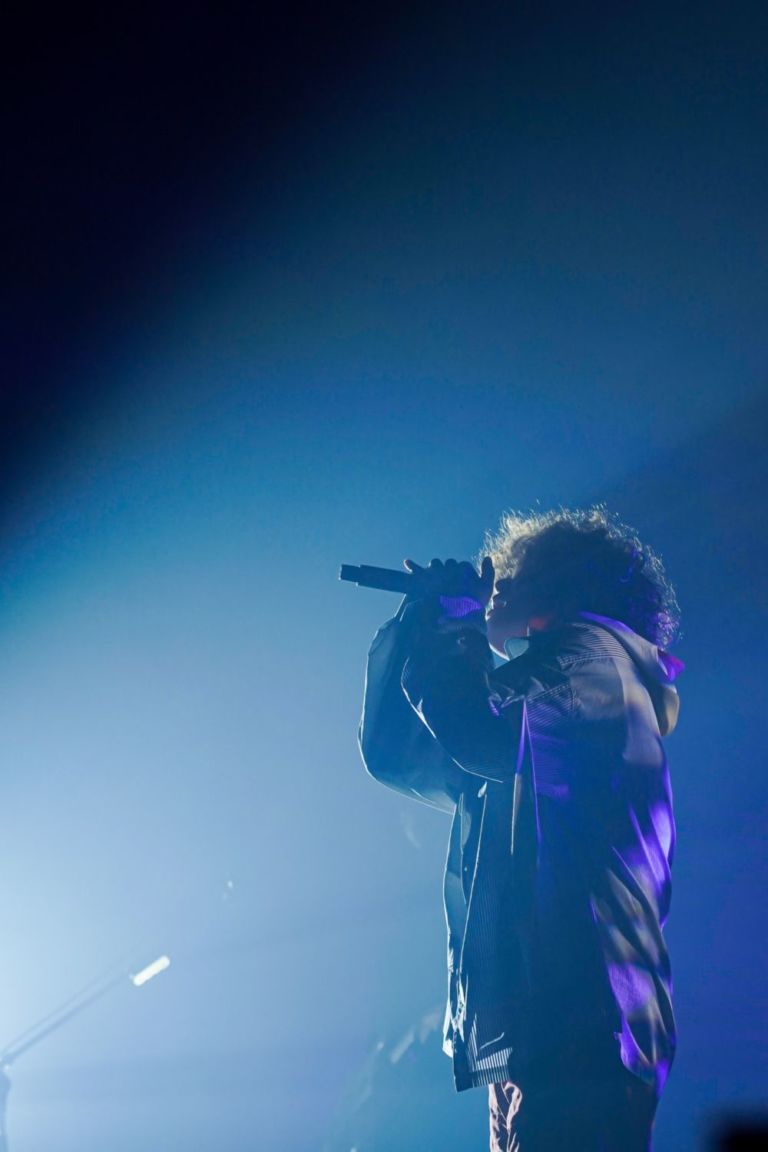 Vaundy、新曲「benefits」リリース決定 MVティーザー公開、J-WAVEで初解禁、ワンマンの配信も決定 | Spincoaster ...