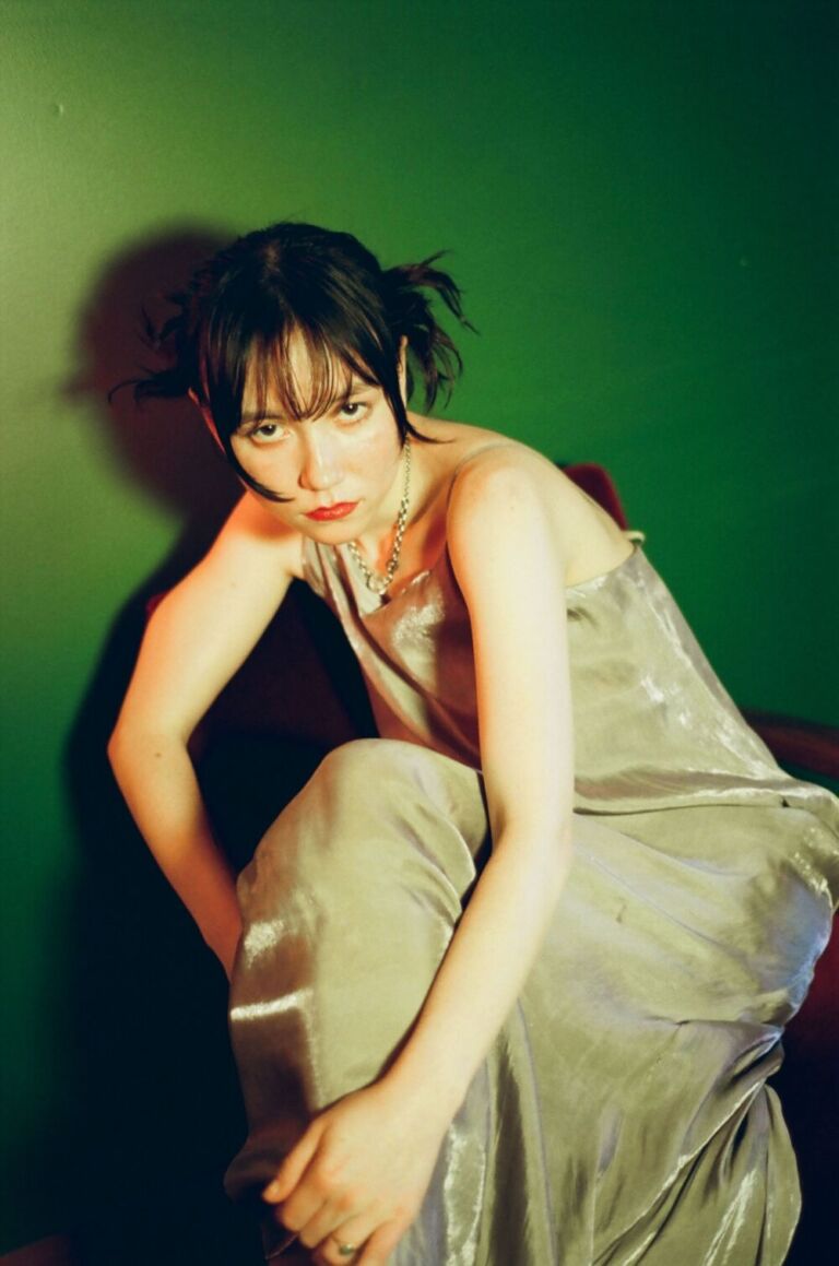 ermhoiインタビュー ｜ 「早回しの社会に“待った”をかけられるのは、音楽だけなのかもしれない」