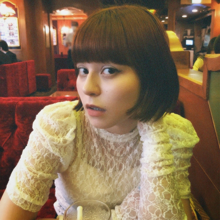 Uilou、コロナ禍の恋愛を描いた2ndシングル「ヒミツ」をtofubeatsがリミックス