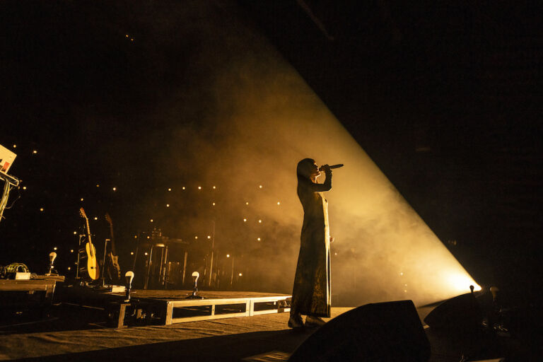 iri、秋ツアー『iri Plugless Tour』初日公演のライブ・レポート到着
