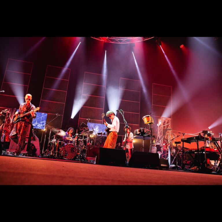 Kroi、アニメ『ぶっちぎり⁈』描き下ろし仕様のシングル『Sesame』CDジャケット公開