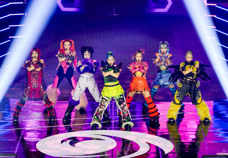 XG、2ndミニアルバムのタイトルは『AWE』＆ トラックリストも一部公開 ｜ “WOKE UP”リミックス含む全8曲