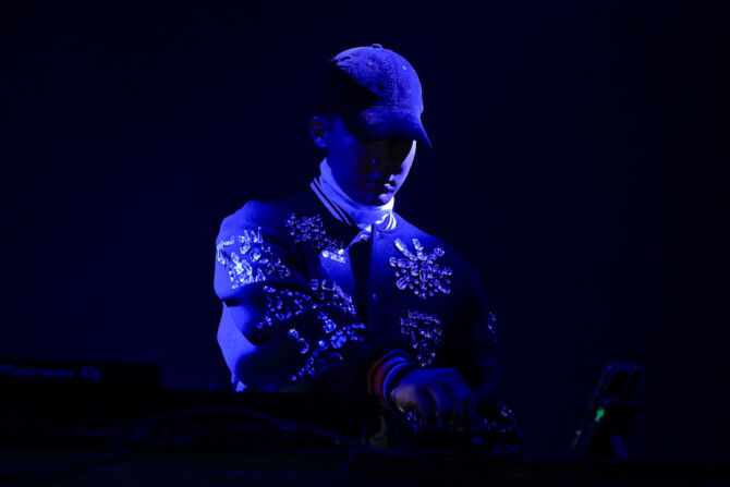 XG、m-floサンプリングの新曲“IYKYK”本日リリース ｜ XG視点で描かれる神秘的なMV公開